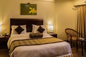 Roupa de alta qualidade, cofre no quarto, secretária