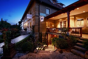 Fachada do alojamento (tarde/noite)