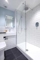 Quarto Duplo Executivo | Casa de banho | Um polibã, artigos de higiene pessoal grátis, um secador de cabelo 