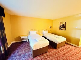 Quarto duplo luxo | Cofres nos quartos, escrivaninha, ferros/tábuas de passar roupa