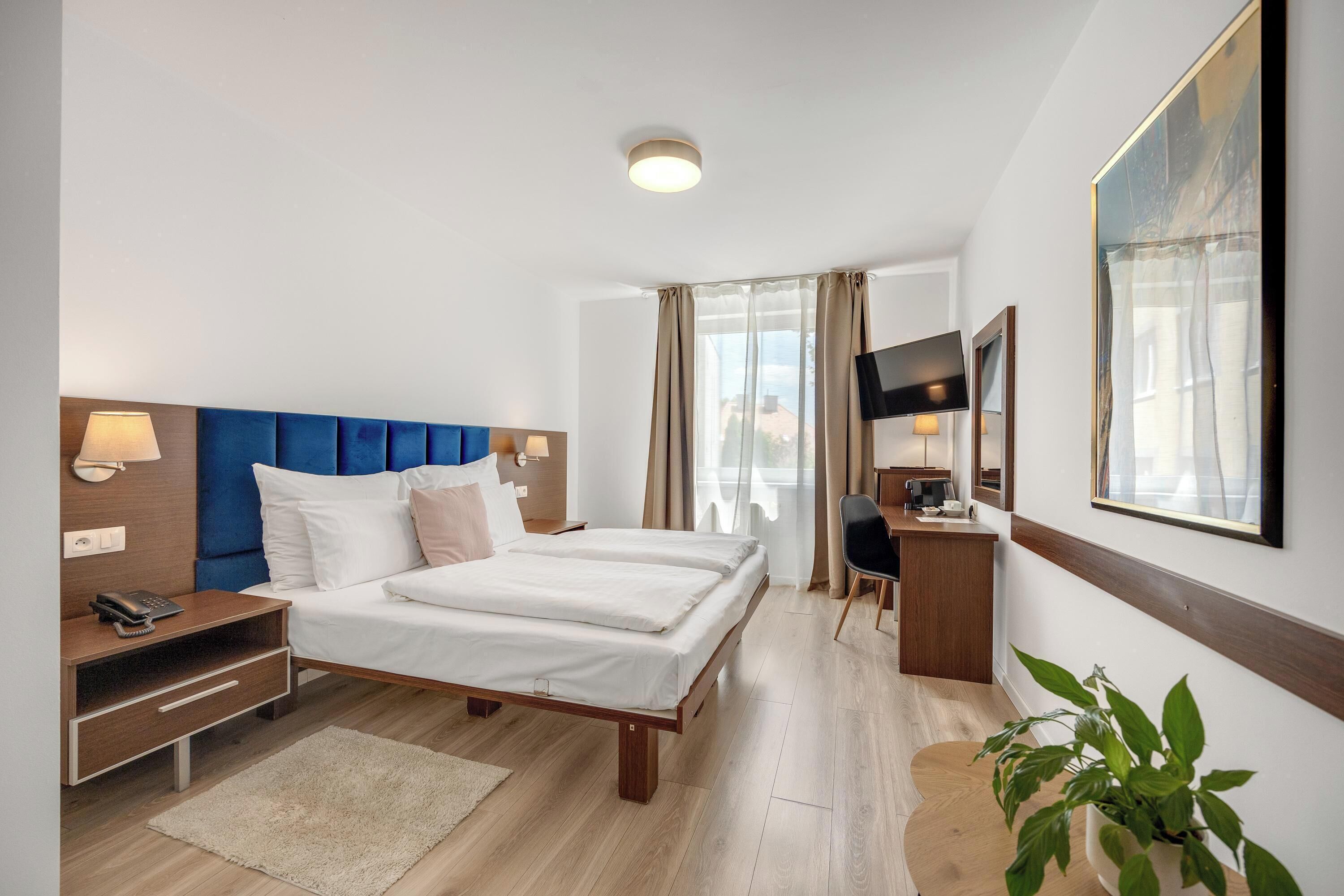 Quarto Duplo ou Twin | Roupa hipoalergénica, minibar, cofre no quarto, secretária 