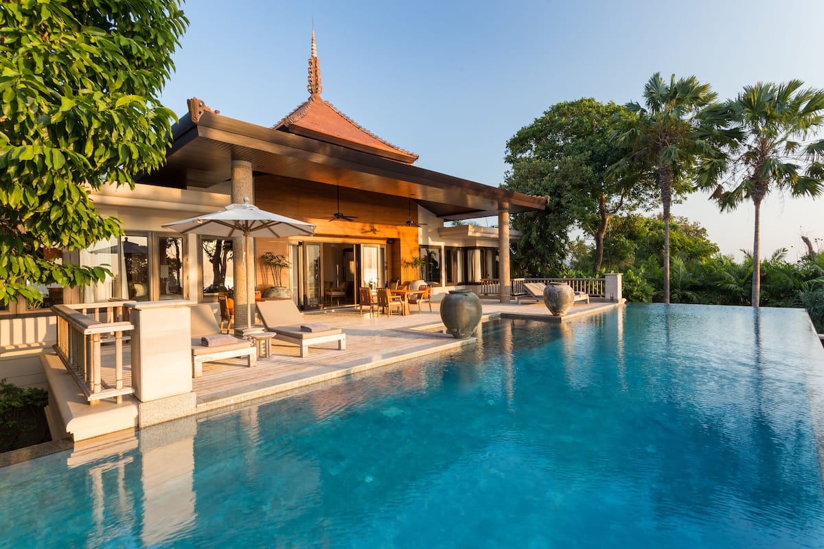 Um resort moderno com piscina, área de estar externa e estilo arquitetônico tradicional.