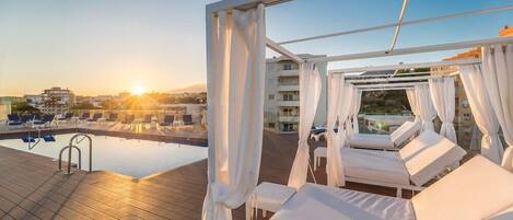 2 piscinas exteriores, guarda-sóis, espreguiçadeiras