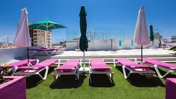 Terraço com espreguiçadeiras
