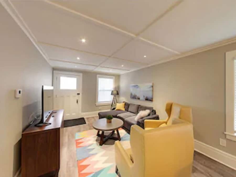 Casa, 2 quartos | Área de estar | TV 27 polegadas com canais de TV premium