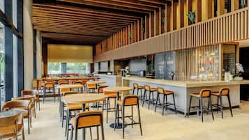 2 restaurantes: servem pequenos-almoços, almoços, jantares e brunches