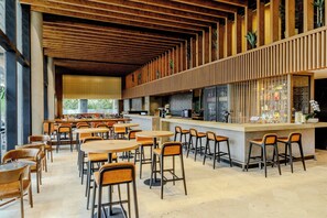 2 restaurantes: servem pequenos-almoços, almoços, jantares e brunches