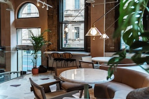 Este bar no lobby do hotel