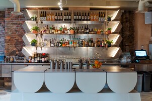 Este bar no lobby do hotel 