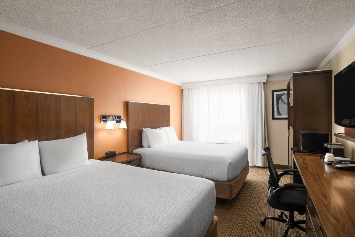 Quarto standard, 2 camas Queen, para não fumantes | Cofres nos quartos, escrivaninha, espaço de trabalho para notebook
