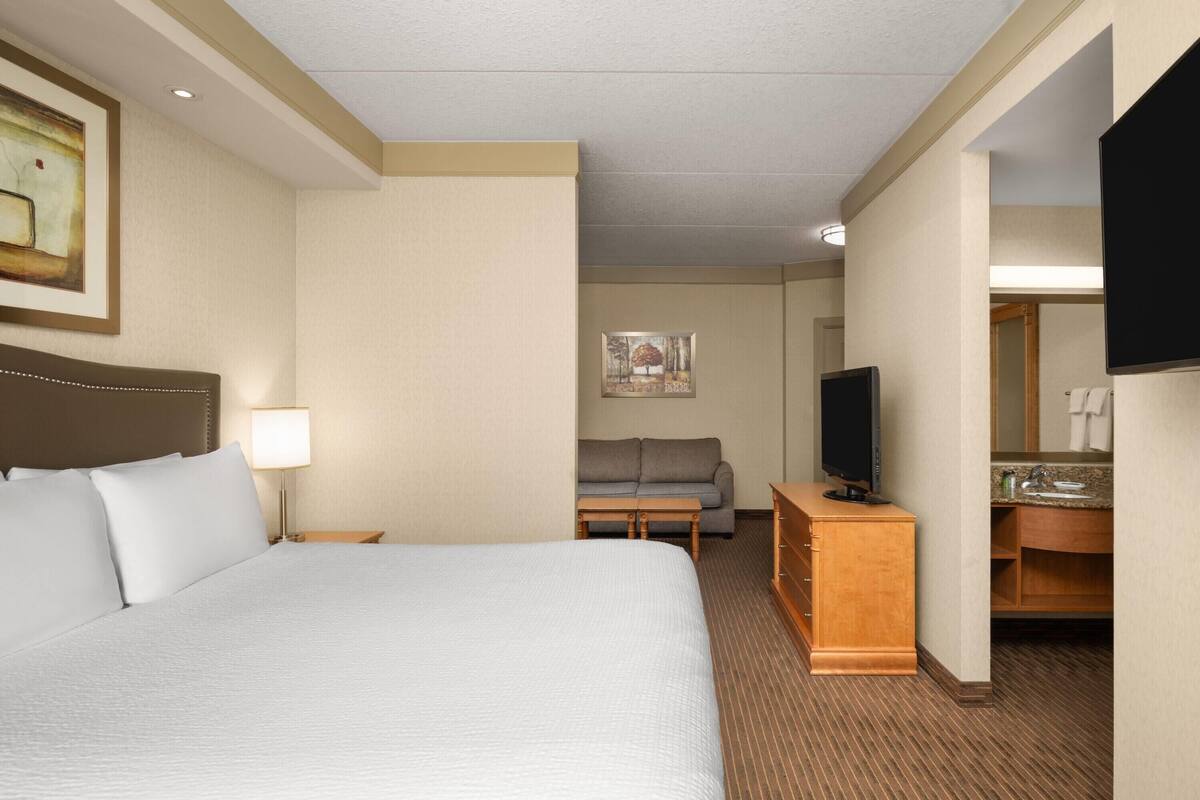 Quarto luxo, 1 cama King e sofá-cama, para não fumantes | Cofres nos quartos, escrivaninha, espaço de trabalho para notebook