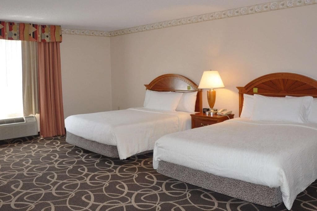 Roupas de cama premium, edredons de pluma, cofres nos quartos