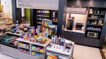 Uma loja com diversas opções de lanches, bebidas e café especial.