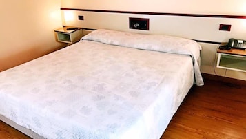 Edredões de penas, minibar, cofre no quarto, secretária 