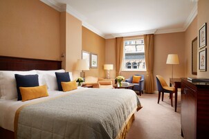 Quarto Deluxe (with Spa Access) | Roupa de alta qualidade, minibar, cofre no quarto, secretária