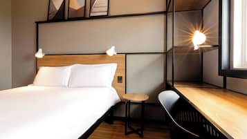 Quarto, 1 cama de casal | Minibar, cofre no quarto, secretária, Wi-fi grátis