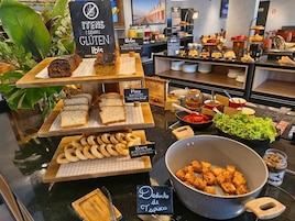 Café da manhã com buffet todos os dias mediante uma taxa