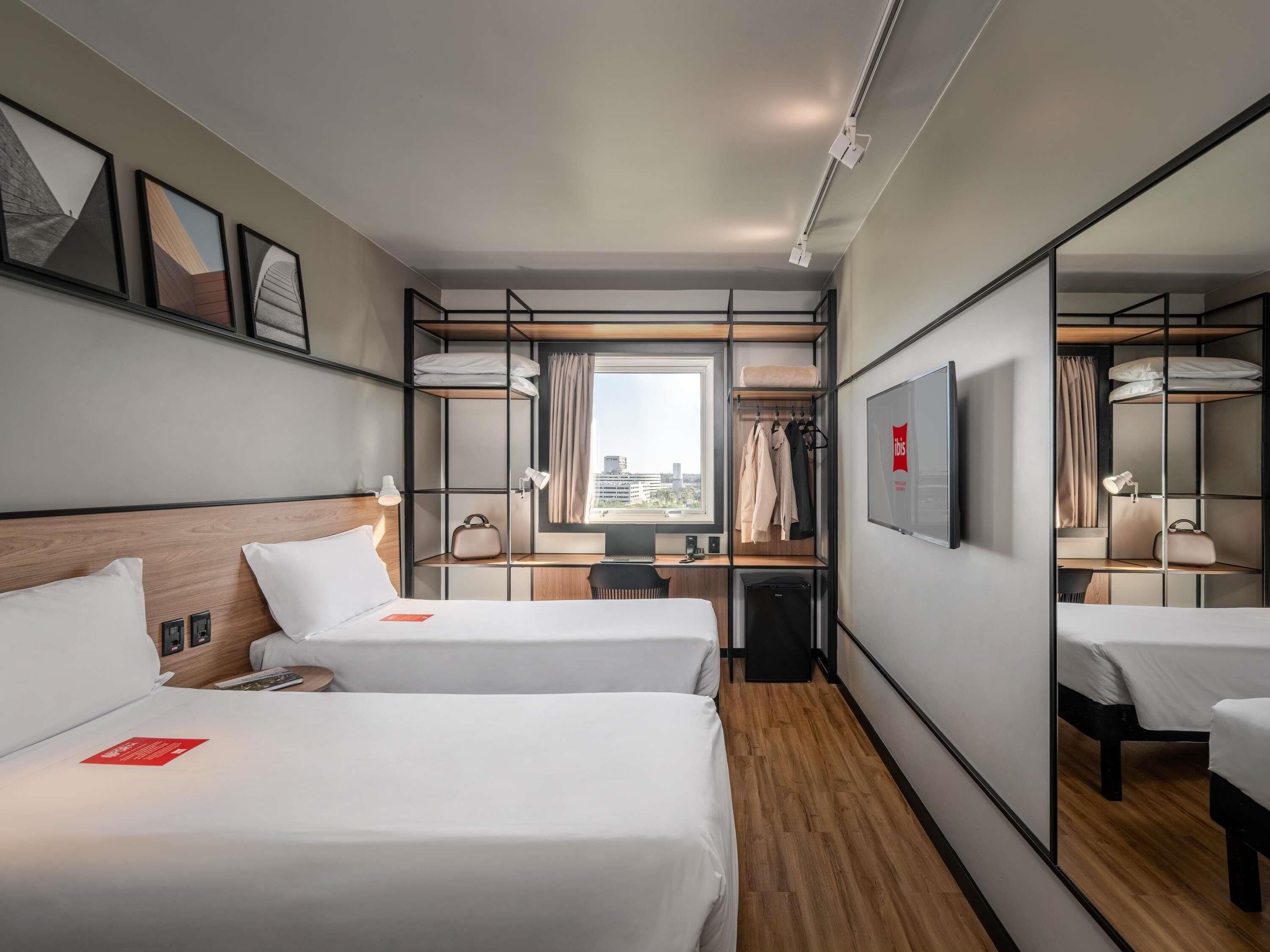 Quarto, 2 camas individuais | Minibar, cofre no quarto, secretária, quartos insonorizados 
