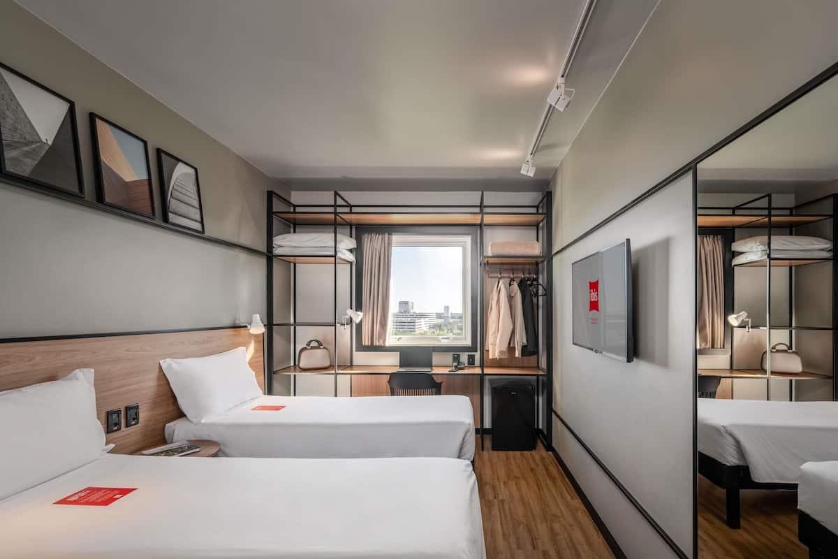 Quarto, 2 camas individuais | Minibar, cofre no quarto, secretária, quartos insonorizados