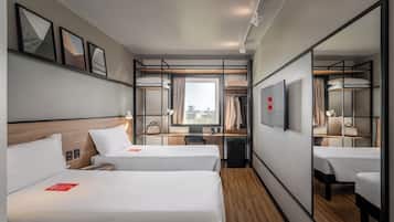 Quarto, 2 camas individuais | Minibar, cofre no quarto, secretária, quartos insonorizados