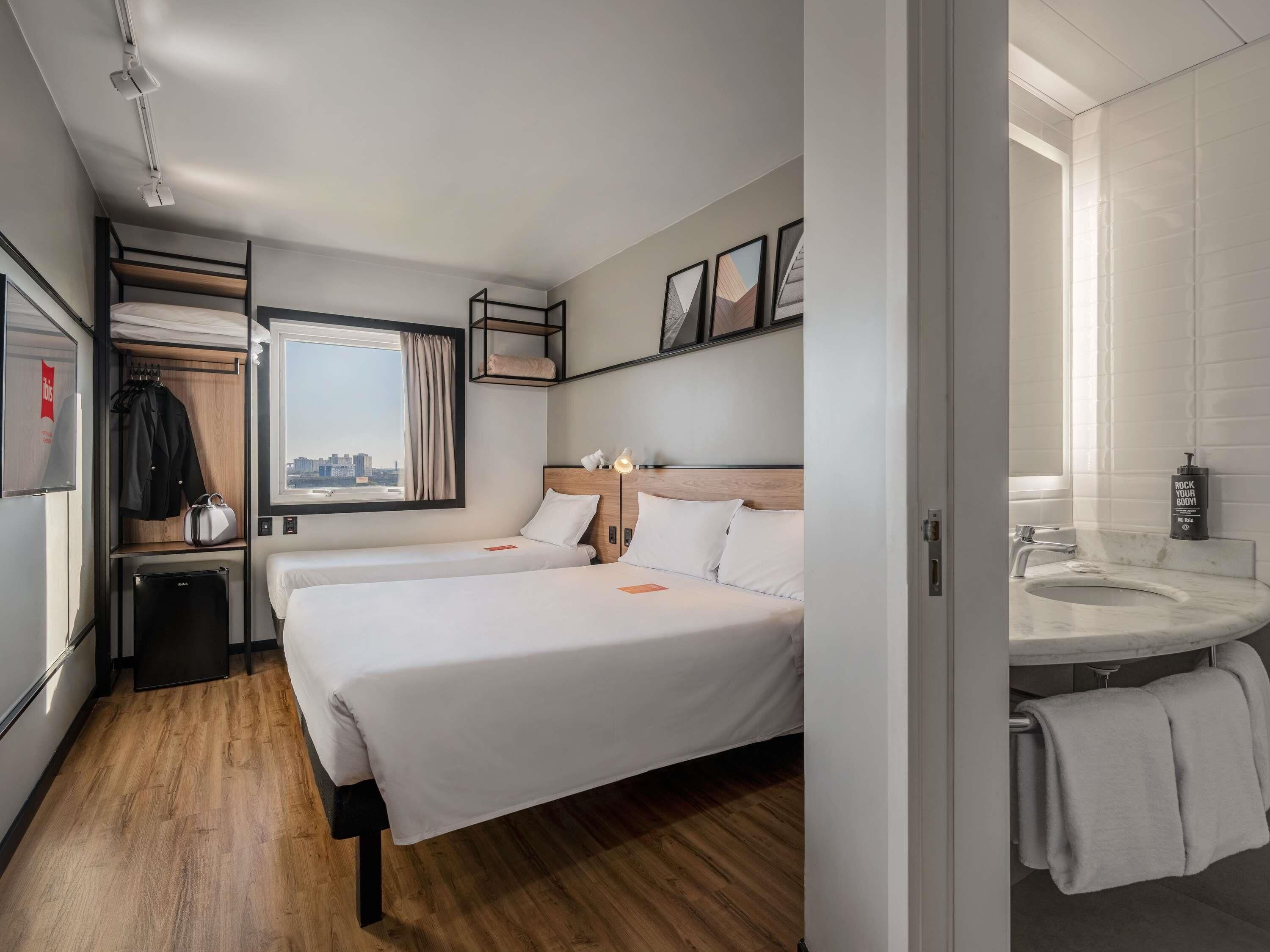 Minibar, cofre no quarto, secretária, quartos insonorizados 