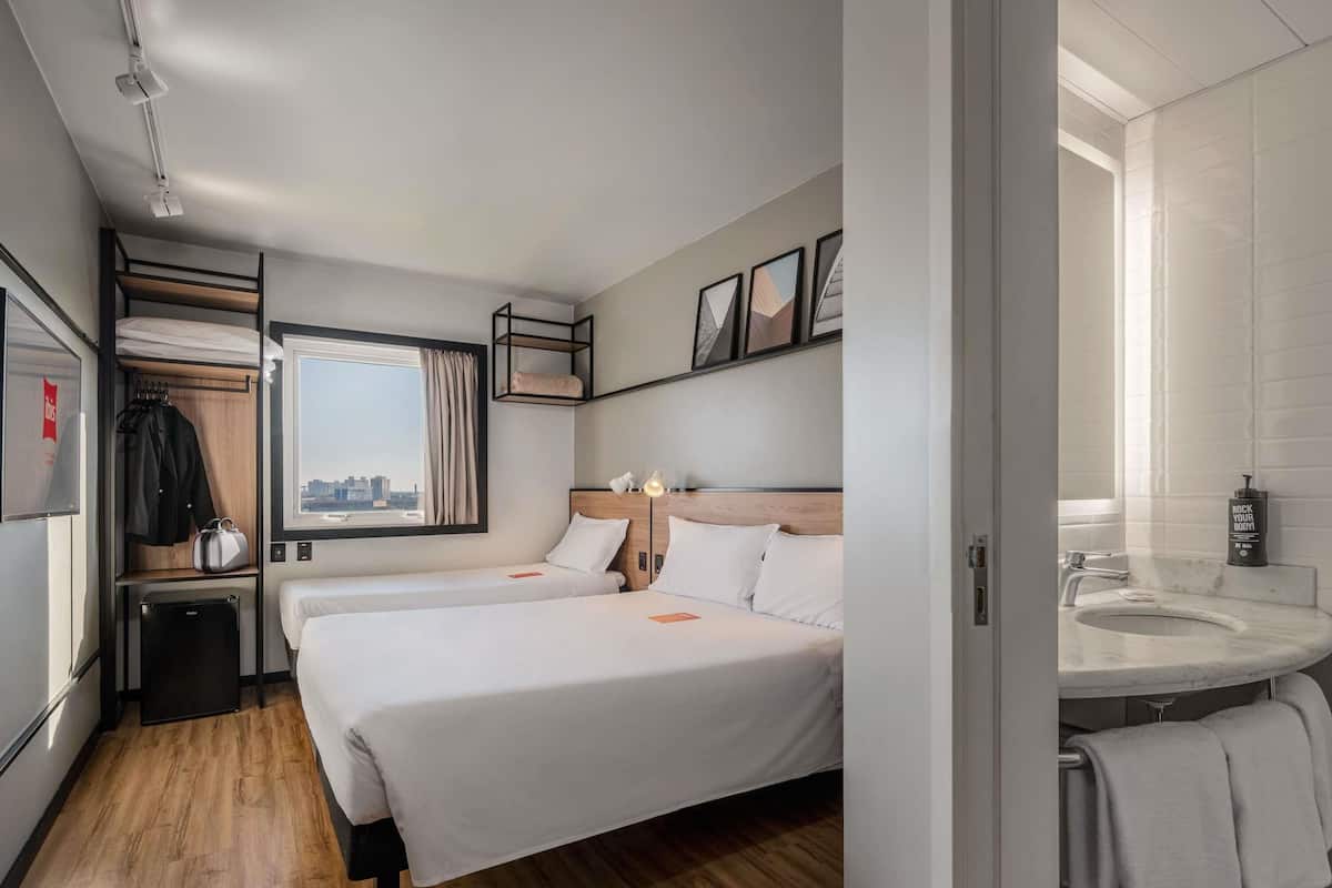 Minibar, cofre no quarto, secretária, quartos insonorizados