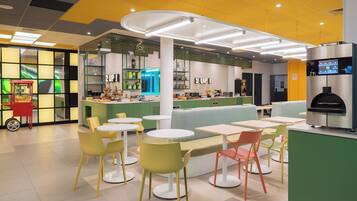Café da manhã com buffet grátis todos os dias