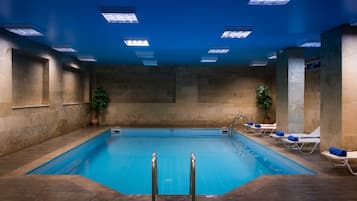 Piscina interior, 2 piscinas exteriores, guarda-sóis, espreguiçadeiras