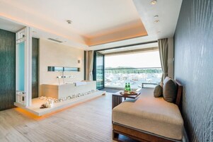 Escrivaninha, cortinas blackout, ferros/tábuas de passar roupa