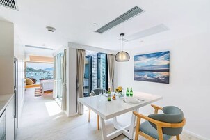 Escrivaninha, cortinas blackout, ferros/tábuas de passar roupa