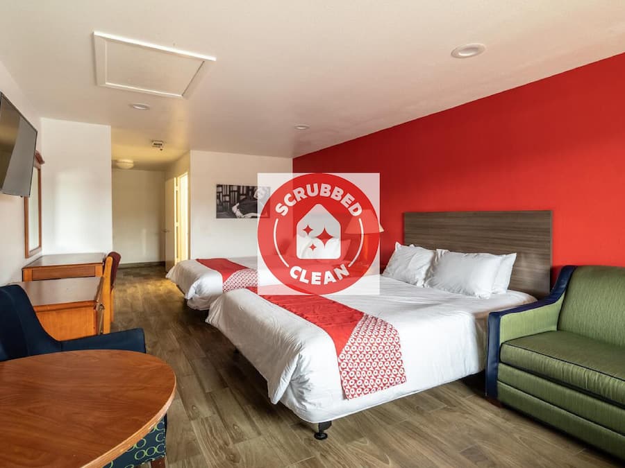 Secretária, roupa de cama fornecida, despertadores