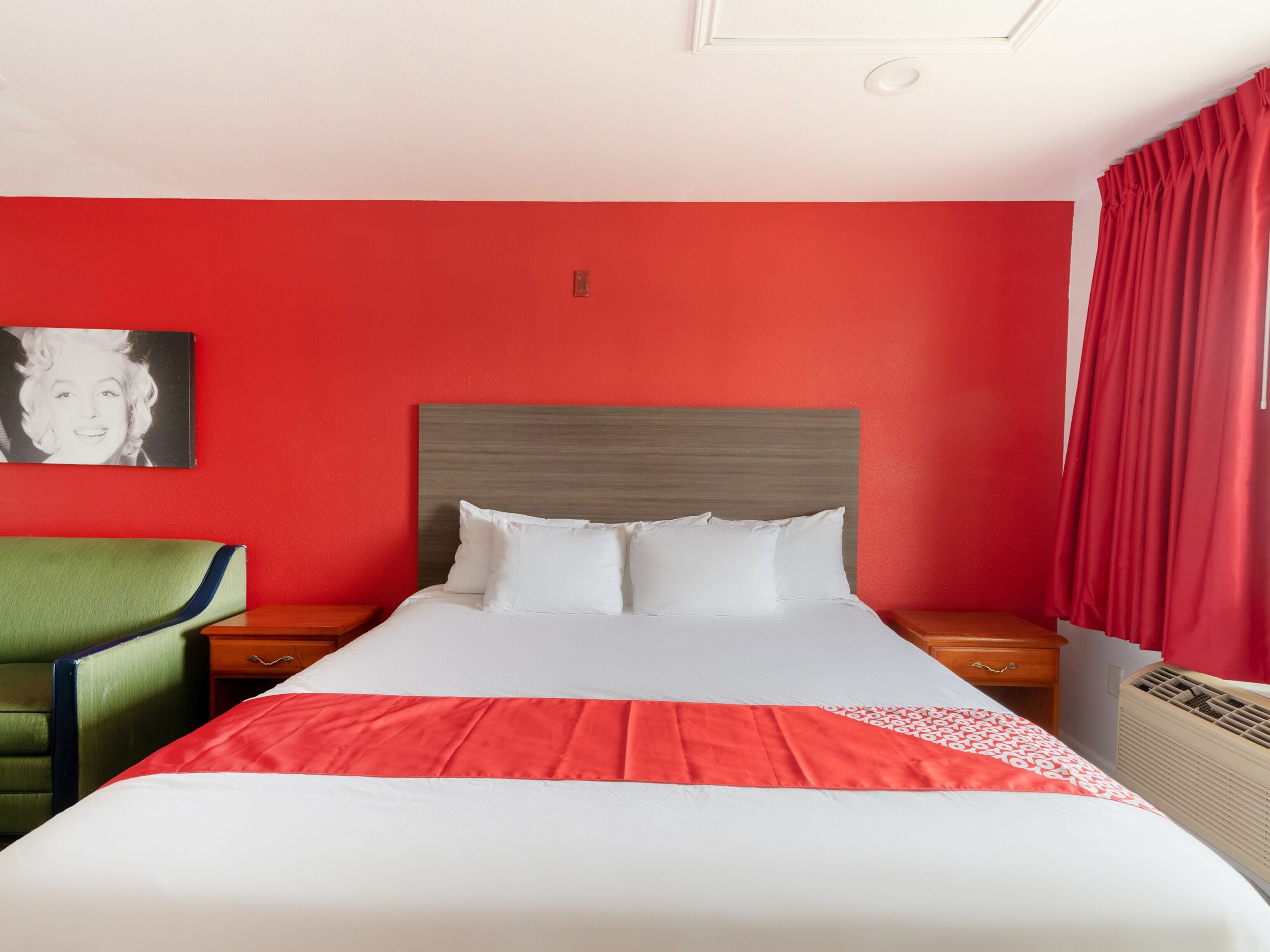 Quarto, 1 cama king-size | Secretária, roupa de cama fornecida, despertadores 