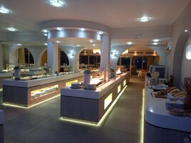 2 restaurantes: servem pequenos-almoços, almoços e jantares