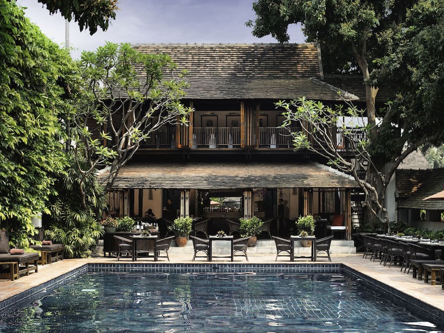 Piscina externa, guarda-sóis