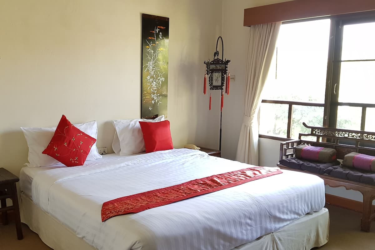 Quarto casal luxo | Cofres nos quartos, escrivaninha, cortinas blackout, berços grátis