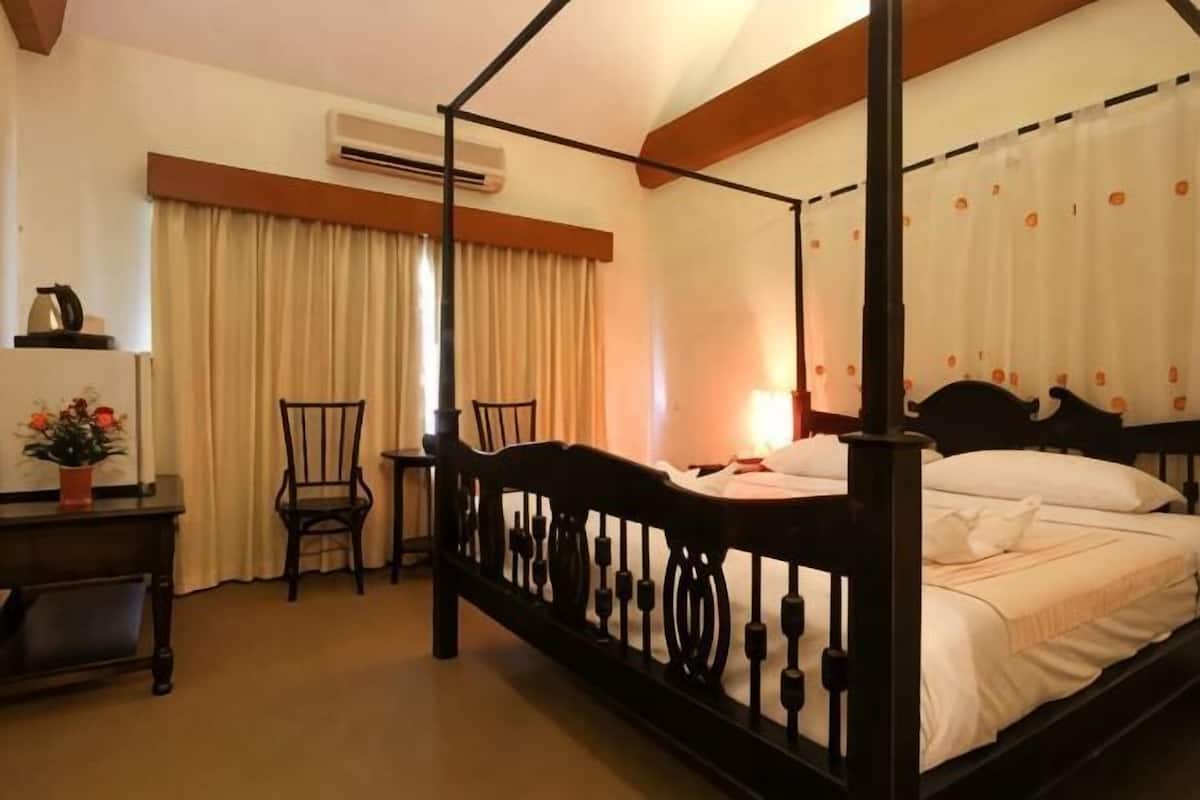Cofres nos quartos, escrivaninha, cortinas blackout, berços grátis