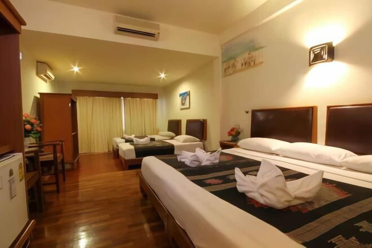 Cofres nos quartos, escrivaninha, cortinas blackout, berços grátis