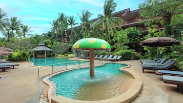 3 piscinas externas, guarda-sóis