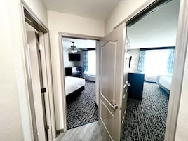 Apartamento, várias camas, não fumadores | Sala de estar | TV de ecrã plano