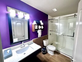 Apartamento, várias camas, não fumadores | Casa de banho | Um polibã, artigos de higiene pessoal grátis, um secador de cabelo 