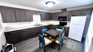 Apartamento, várias camas, não fumadores | Cozinha privada | Um frigorífico, um micro-ondas, uma cafeteira/bule