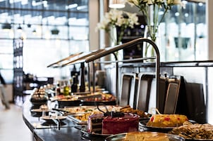 Pequenos-almoços, almoços, jantares servidos, cozinha local