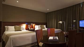 Suite, 2 camas queen-size | Minibar, cofre no quarto, secretária, cortinas/cortinados opacos