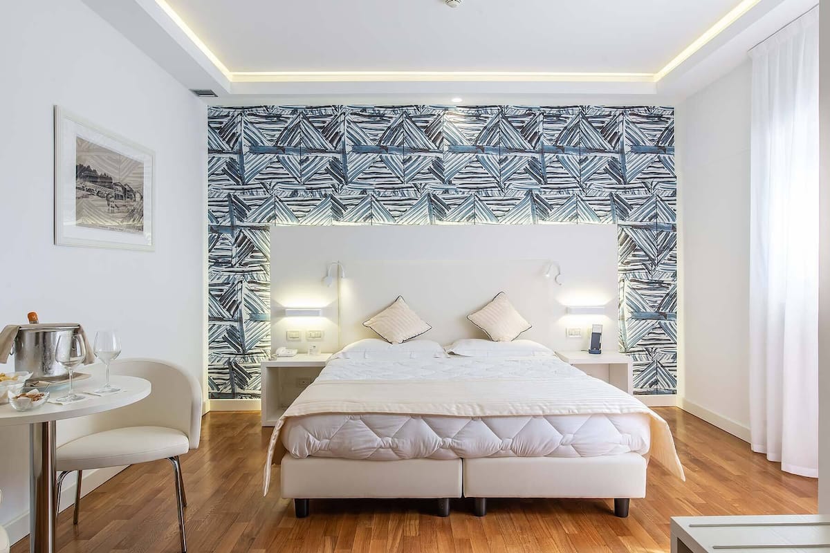 Roupas de cama premium, frigobar, cofres nos quartos, escrivaninha