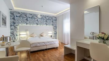 Roupas de cama premium, frigobar, cofres nos quartos