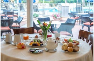 Café da manhã com buffet grátis