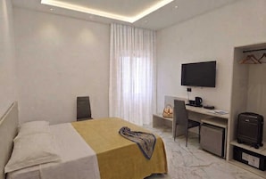 Quarto Clássico com Cama de Casal | Minibar, cofre com capacidade para portátil, secretária