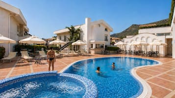 Piscina externa sazonal, funciona das 8h às 20h, guarda-sóis