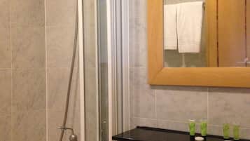 Quarto casal executivo | Banheiro | Produtos de toalete grátis, secador de cabelo, toalhas de banho