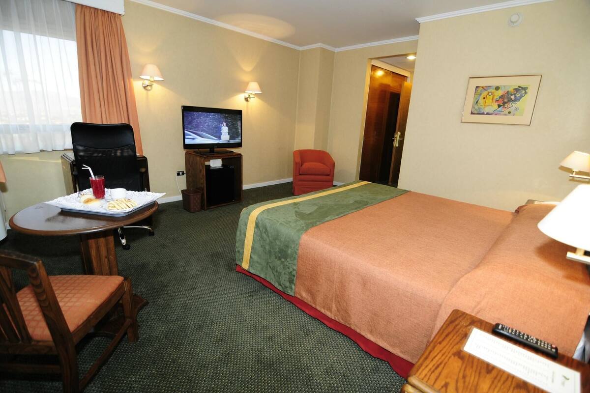 Roupa de alta qualidade, minibar, cofre no quarto, secretária